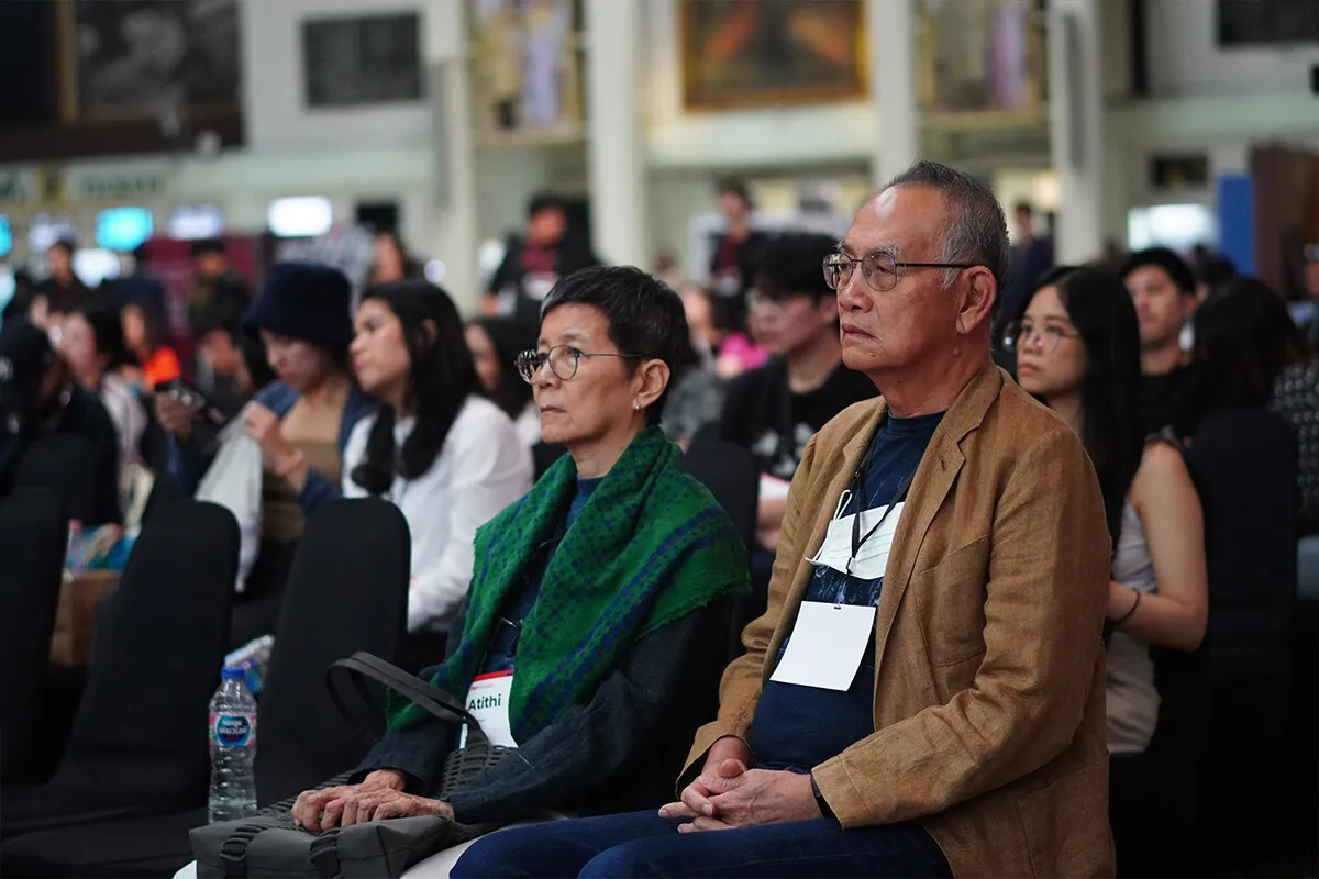 568602866-12 - greenery.