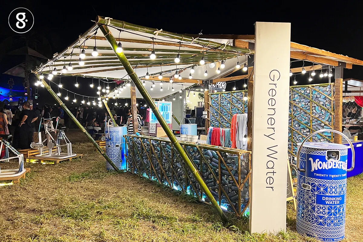 585417112-19 - greenery.